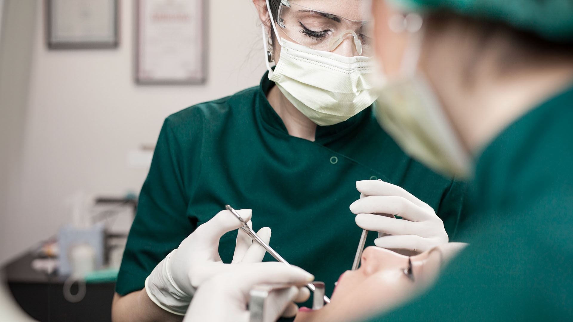 Scelta tra chirurgia guidata e chirurgia manuale: quale è la migliore ...