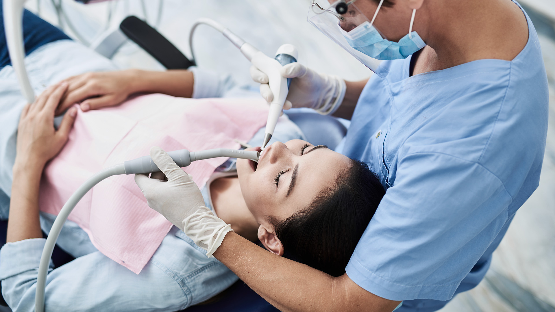 Pulizia dei denti: cos’è e come viene eseguita - Centri Dentistici Primo