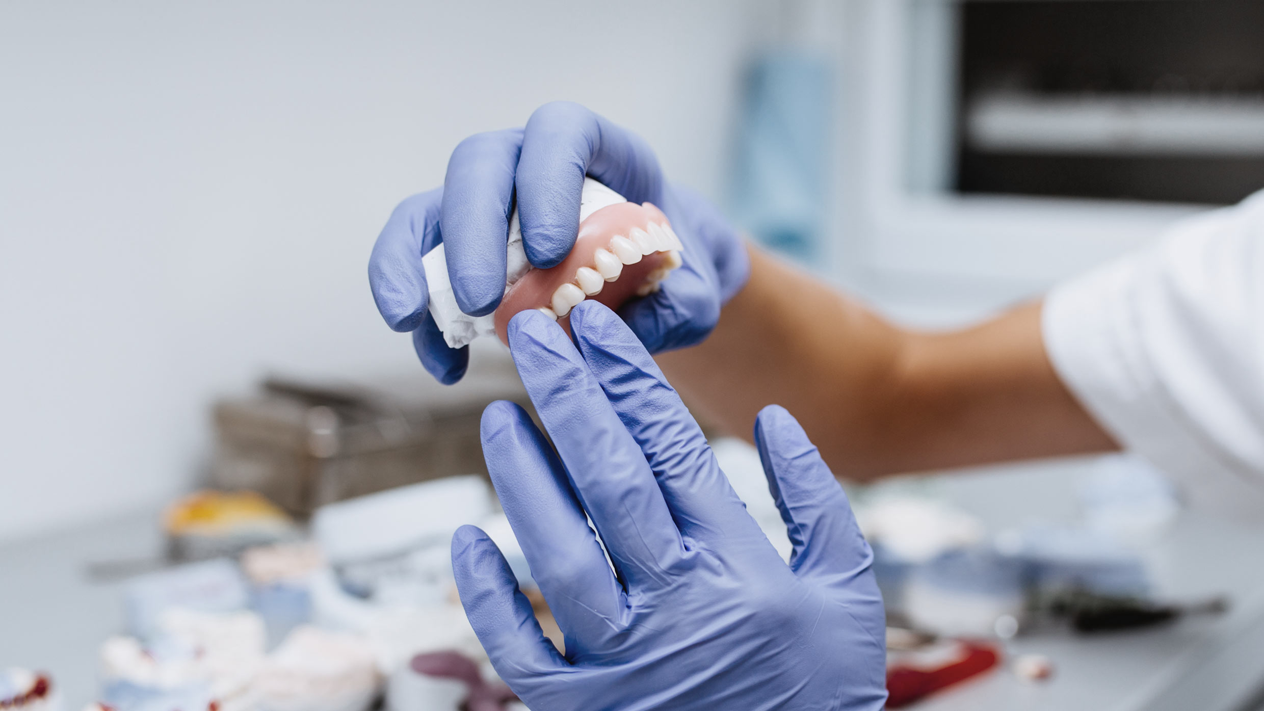 Dentiera: tutto quello che devi sapere sulle protesi mobili - Centri ...